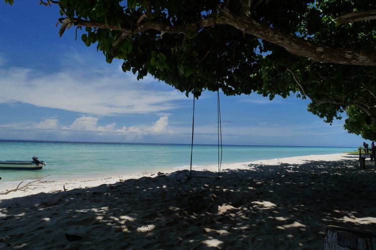 Pesona Pasir Putih dan Laut Banda di Tanjung Waka Kepulauan Sula ...