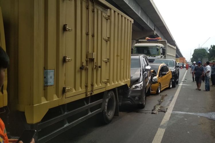 Foto : Tabrakan Beruntun di Tol Jakarta-Cikampek, Kemacetan Capai 10 KM