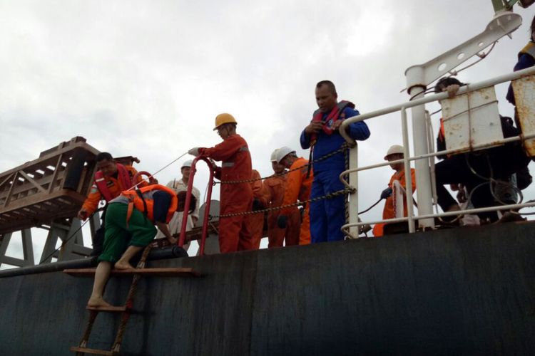 Foto : Cerita Penyelamatan Tim Medis Kapal RSA Dr Lie yang Dihantam Badai Foto : Cerita Penyelamatan Tim Medis Kapal RSA Dr Lie yang Dihantam Badai