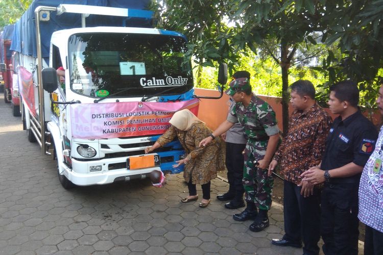 Foto : Masih Kekurang Surat Suara, KPU Gunungkidul Distribusikan ... Foto : Masih Kekurang Surat Suara, KPU Gunungkidul Distribusikan ...