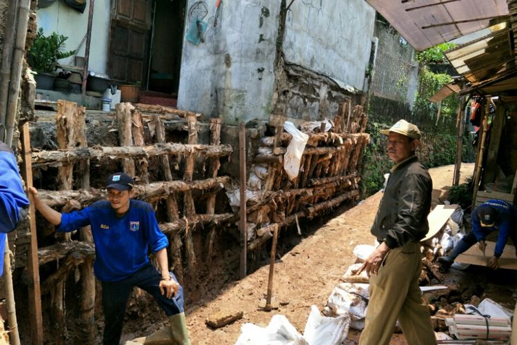 Foto : Tembok Rumah Warga yang Ambrol di Jagakarsa Mulai Dipasangi Turap