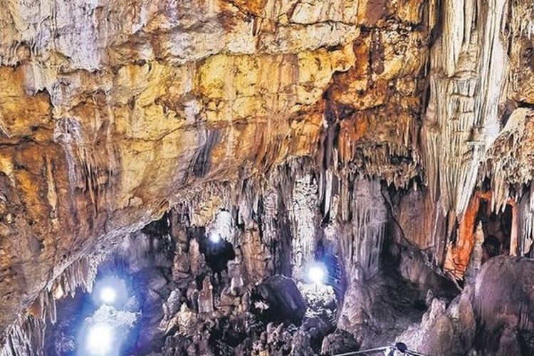 7 Wisata Alam "Keren" yang Harus Kamu Eksplor di Pacitan - Kompas.com ...