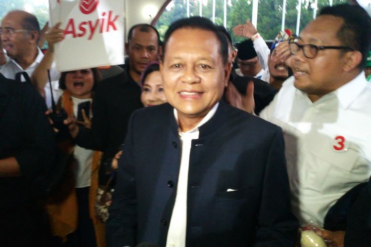 Foto : Turun dari Alphard, Sudrajat Bilang Sudah Dalami Isu Pemerintahan