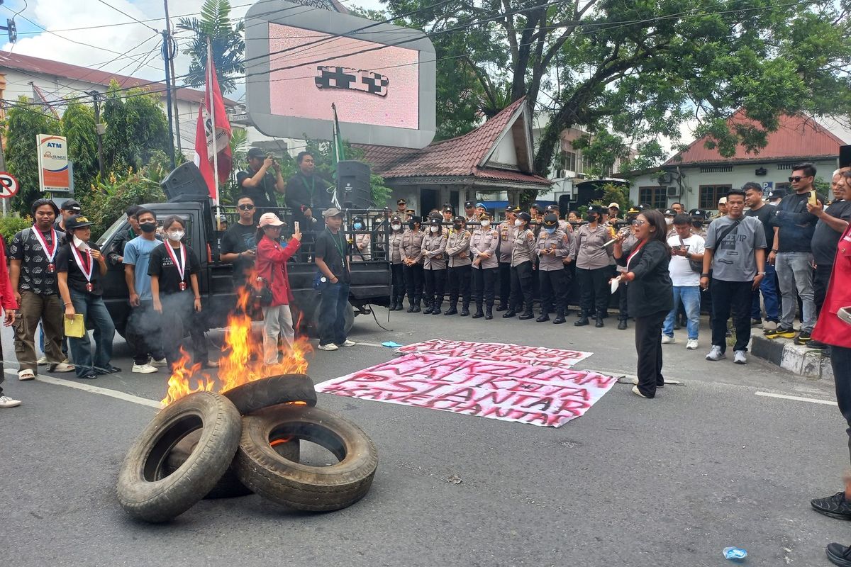 Bakar Ban di Depan Balai Kota, Massa Tuntut DPRD Siantar Makzulkan Wali ...