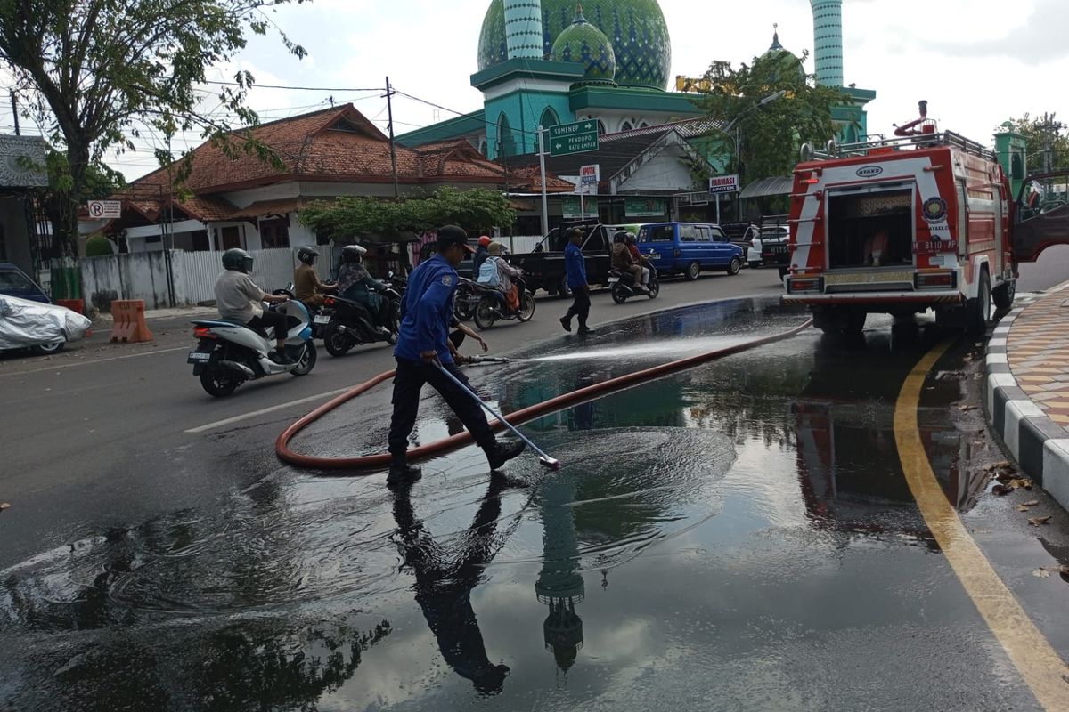 6 Kali Lokasinya Sama, Tumpahan Solar Misterius di Alun-alun Arek Lancor Resahkan Warga Pamekasan