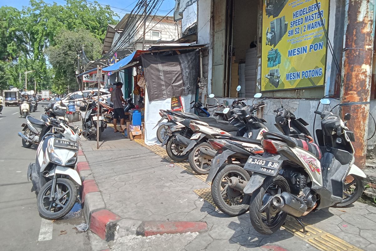 Pedagang di Trotoar Grogol Sadar Halangi Guiding Block: Enggak Ada ...