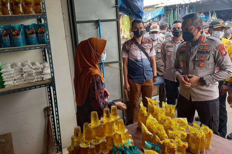 Foto : Stok Minyak Goreng Aman di Pasar Rawa Jabon Meruya, tapi Harga Naik