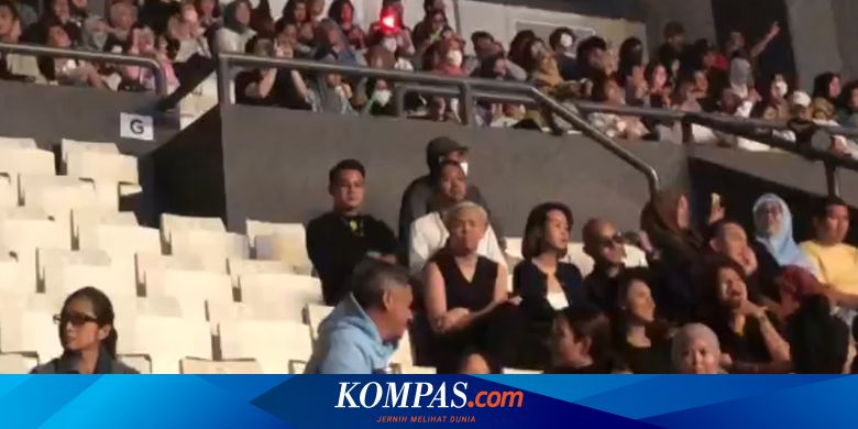 Gading, Gisel, dan Gempi Kompak Nonton Konser Yura Yunita