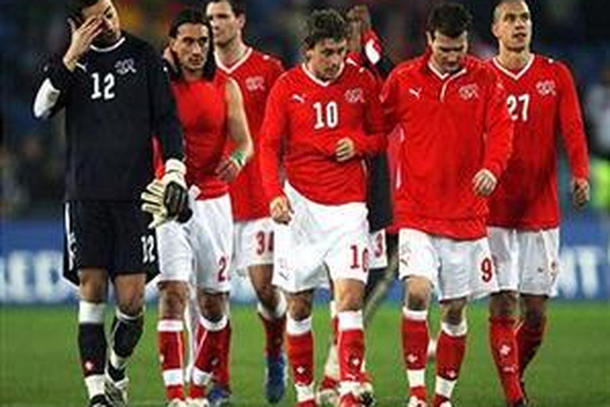 Swiss-Austria, Tuan Rumah yang Belepotan