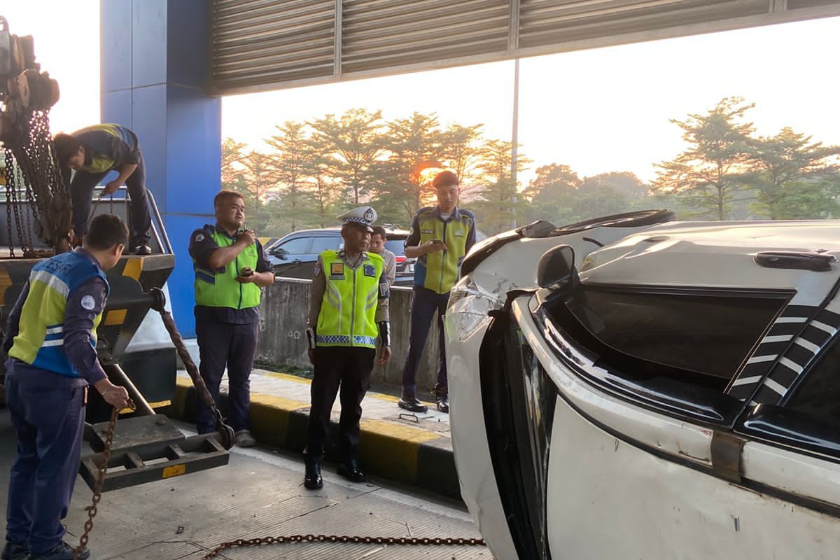 Mobil Terguling di Gerbang Tol Antasari, Diduga Sopir Mengantuk