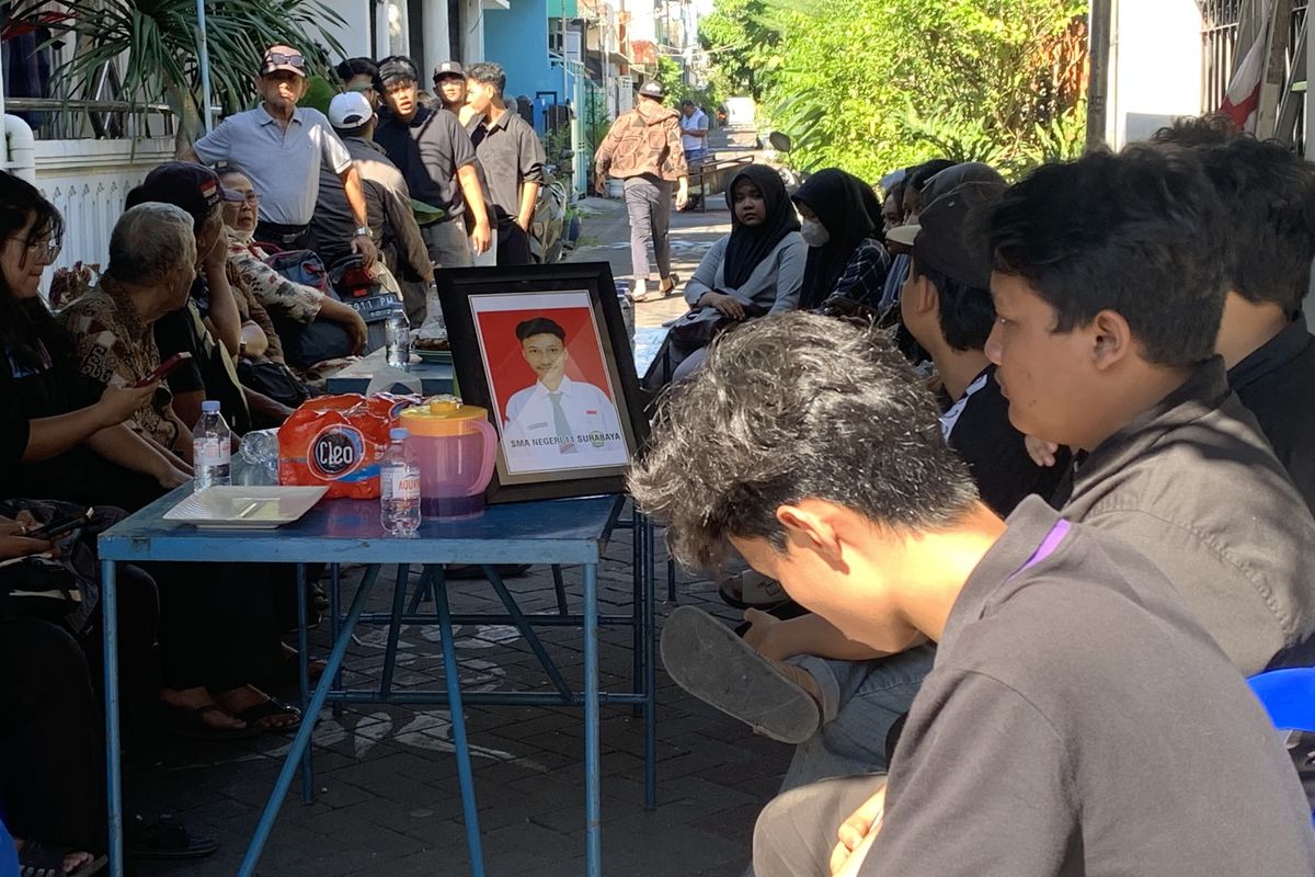 Remaja Surabaya Tewas Dikeroyok, Diduga Berawal dari Sandal Crocs