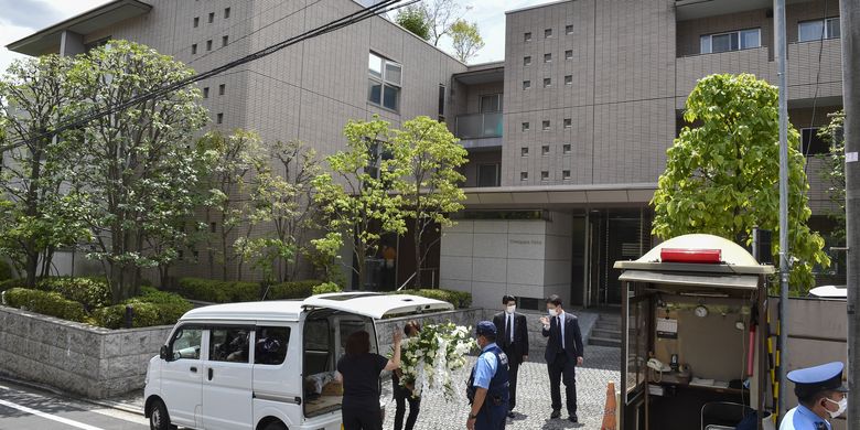 Japan Mourns as Body of Assassinated PM Abe Returns to Tokyo