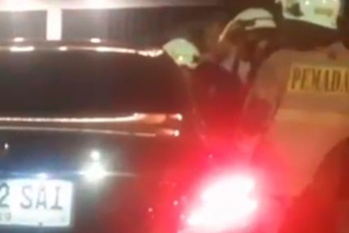 Pria Tak Sadarkan Diri dalam Mobil Menyala dan Berasap di Matraman, Dievakuasi Damkar