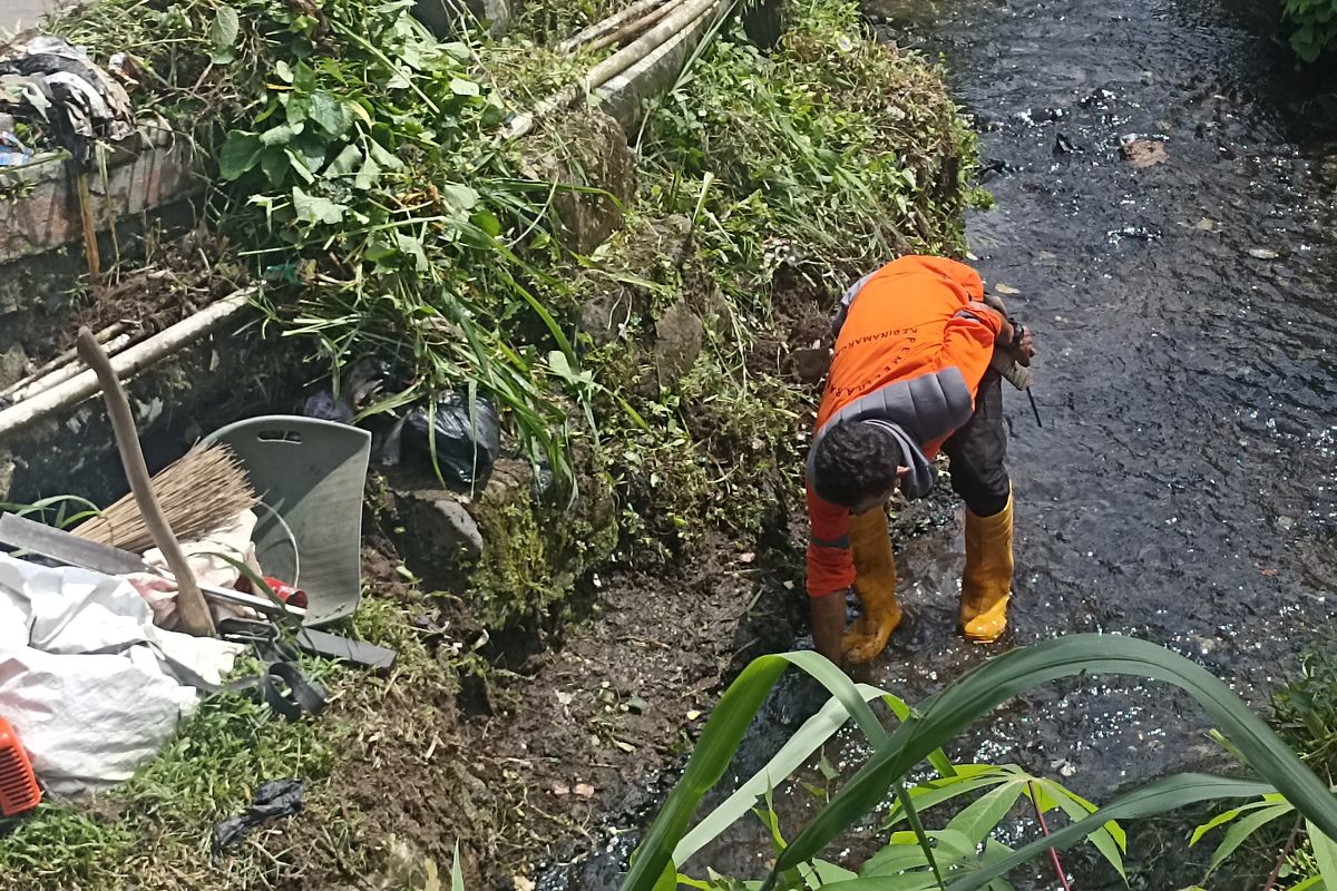 Kisah Dede Sukria, Sepuluh Tahun Bersihkan Selokan di Bogor Tanpa Upah