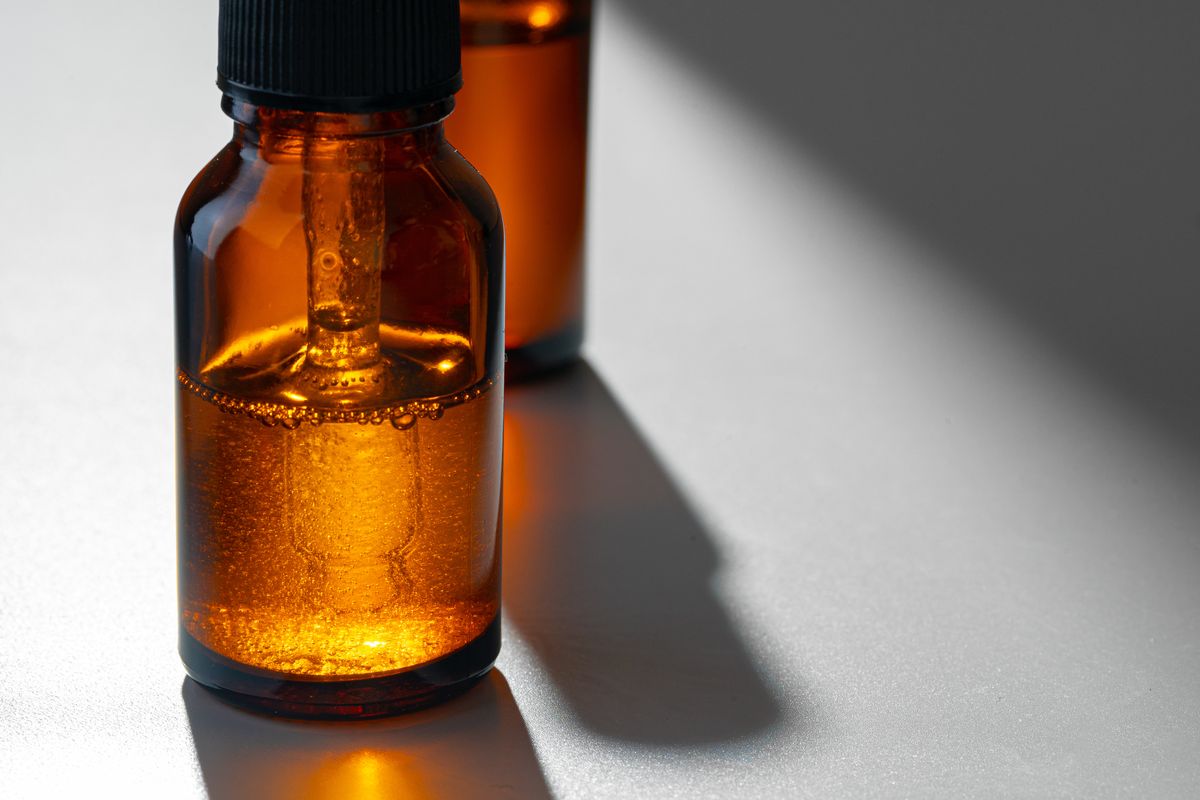 Alasan Bahan Kimia Disimpan dalam Wadah Kaca Berwarna Gelap