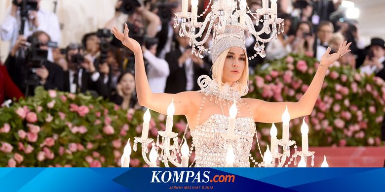 Katy Perry Jadi Lampu Gantung dan Cheeseburger di Met Gala 2019