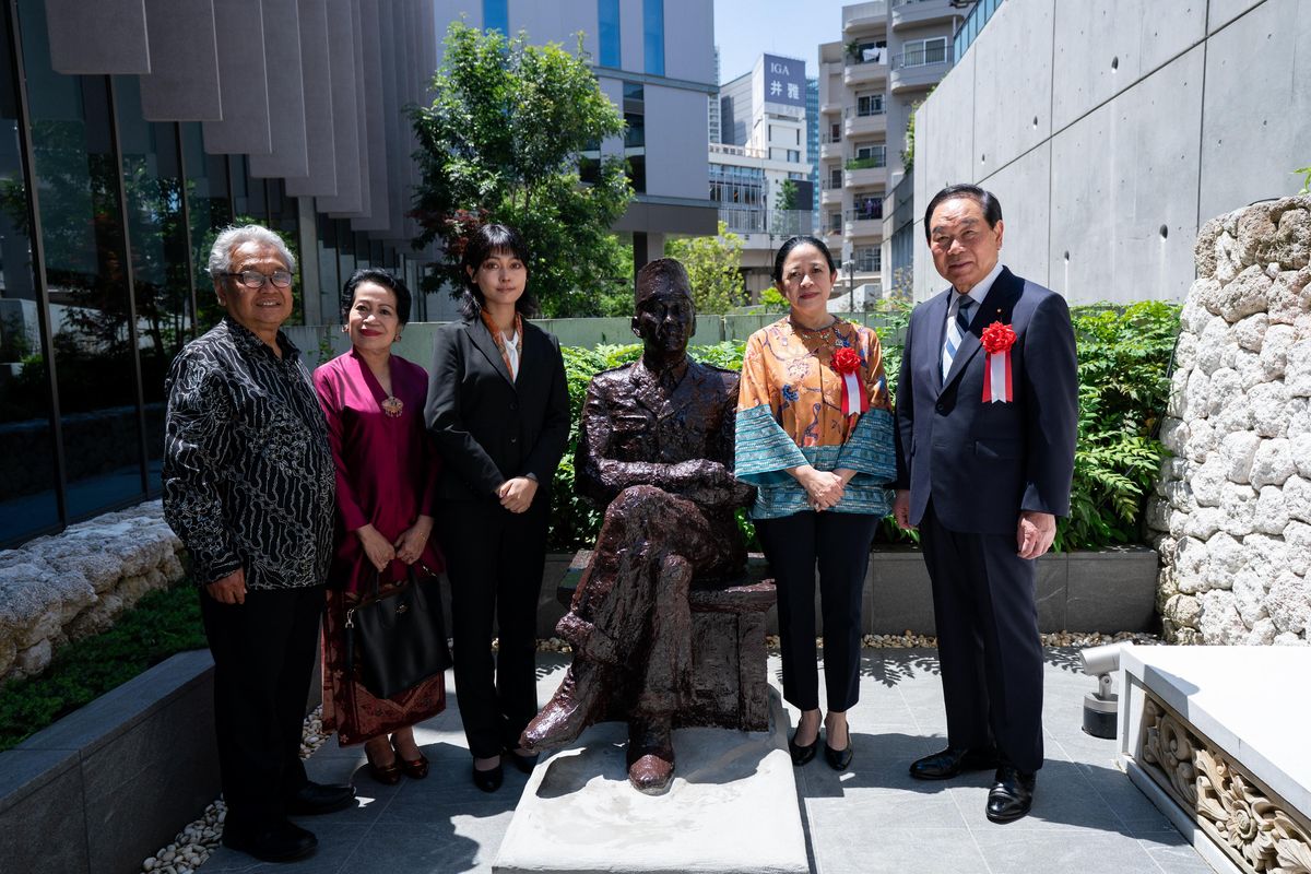 Puan Resmikan Patung Soekarno di KBRI Tokyo Jepang