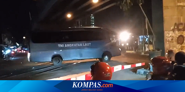 Video Dua Bus TNI AL Terobos Pelintasan KA, Hampir Ditabrak Kereta