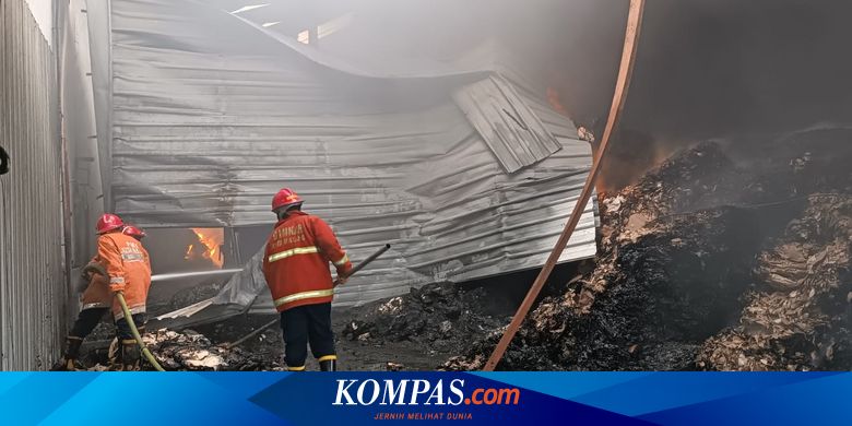 Pabrik Kertas di Malang Terbakar, Petugas Kesulitan Padamkan Api
