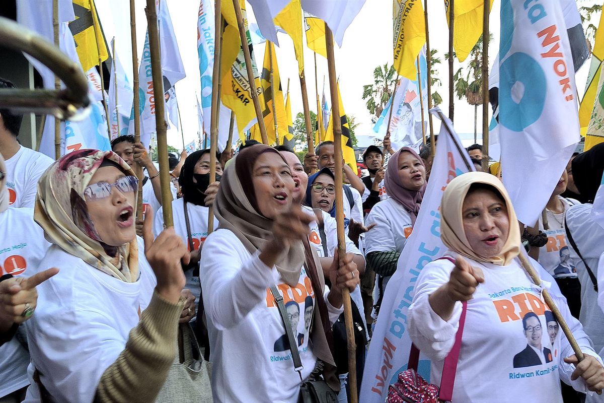 Pendukung Ridwan Kamil-Suswono Berdatangan ke Lokasi Debat Pilkada ...