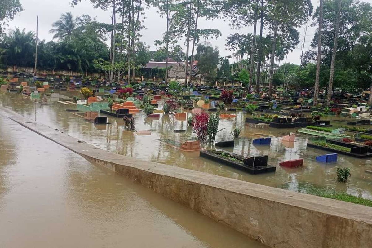 Dilanda Hujan Deras, Tempat Pemakaman Kebun Bunga Palembang Terendam Banjir