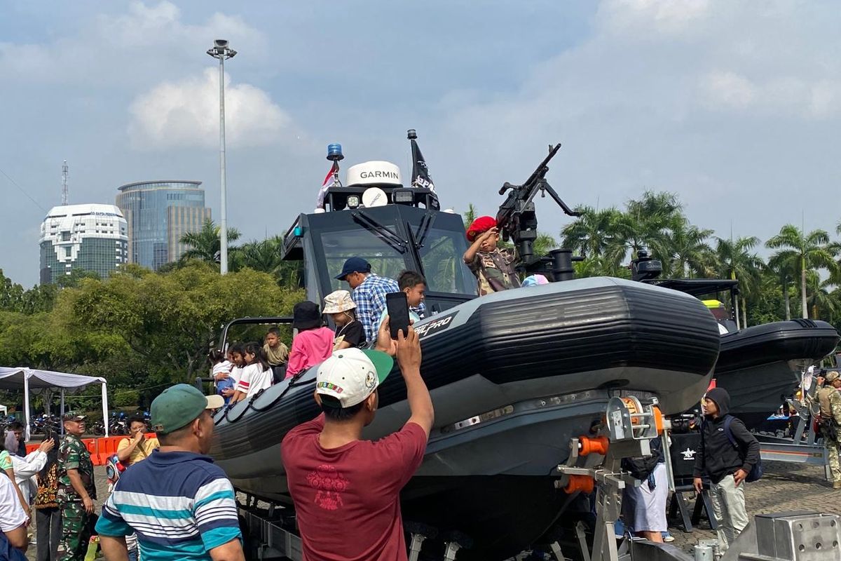 Perahu Kopaska hingga Tank Amfibi Marinir Jadi Primadona Anak-anak di ...
