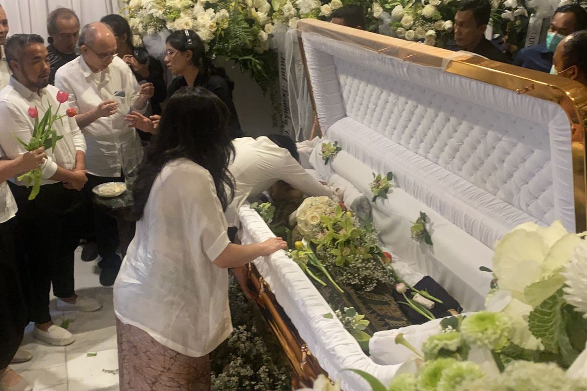 Tangis Anak dan Cucu Warnai Misa Tutup Peti Jenazah Maria Bernadeth ...