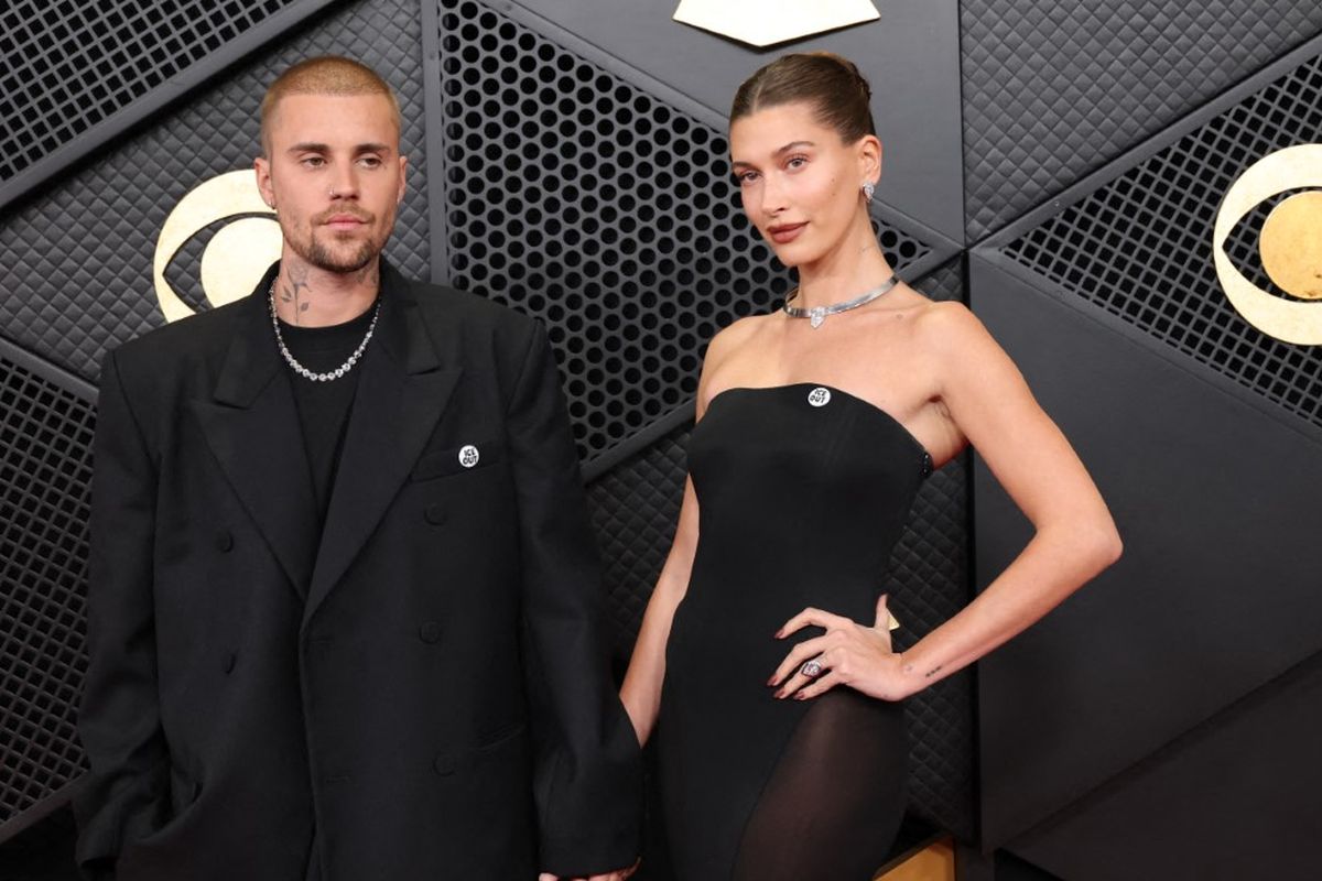 Justin dan Hailey Bieber Tampil Kompak di Grammy 2026, Pakai Pin ICE Out