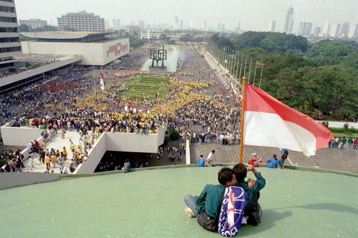 Hari Ini dalam Sejarah: Puluhan Ribu Mahasiswa "Menduduki" Gedung DPR/MPR