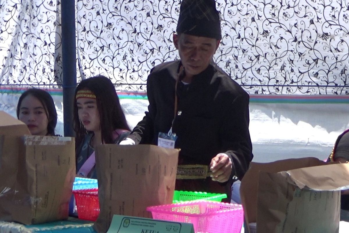 Baju Adat Rongkong Jadi "Seragam" Petugas KPPS di Palopo