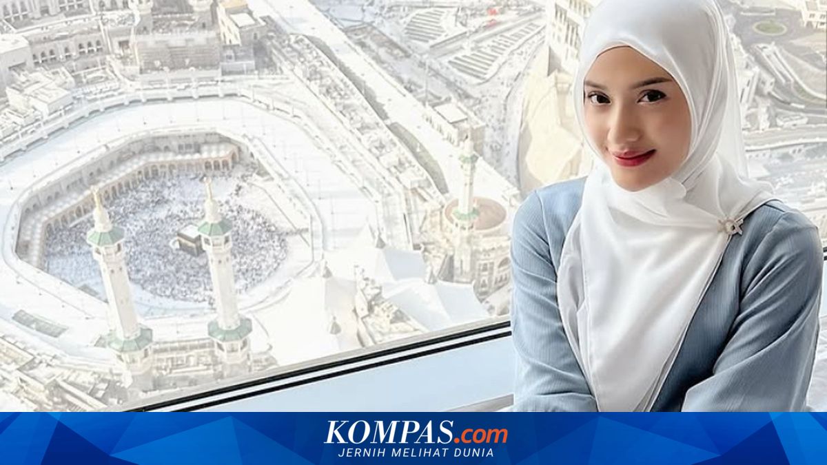 9 Potret Anggun Anissa Aziza Saat Umrah, Tetap Stylish di Tanah Suci