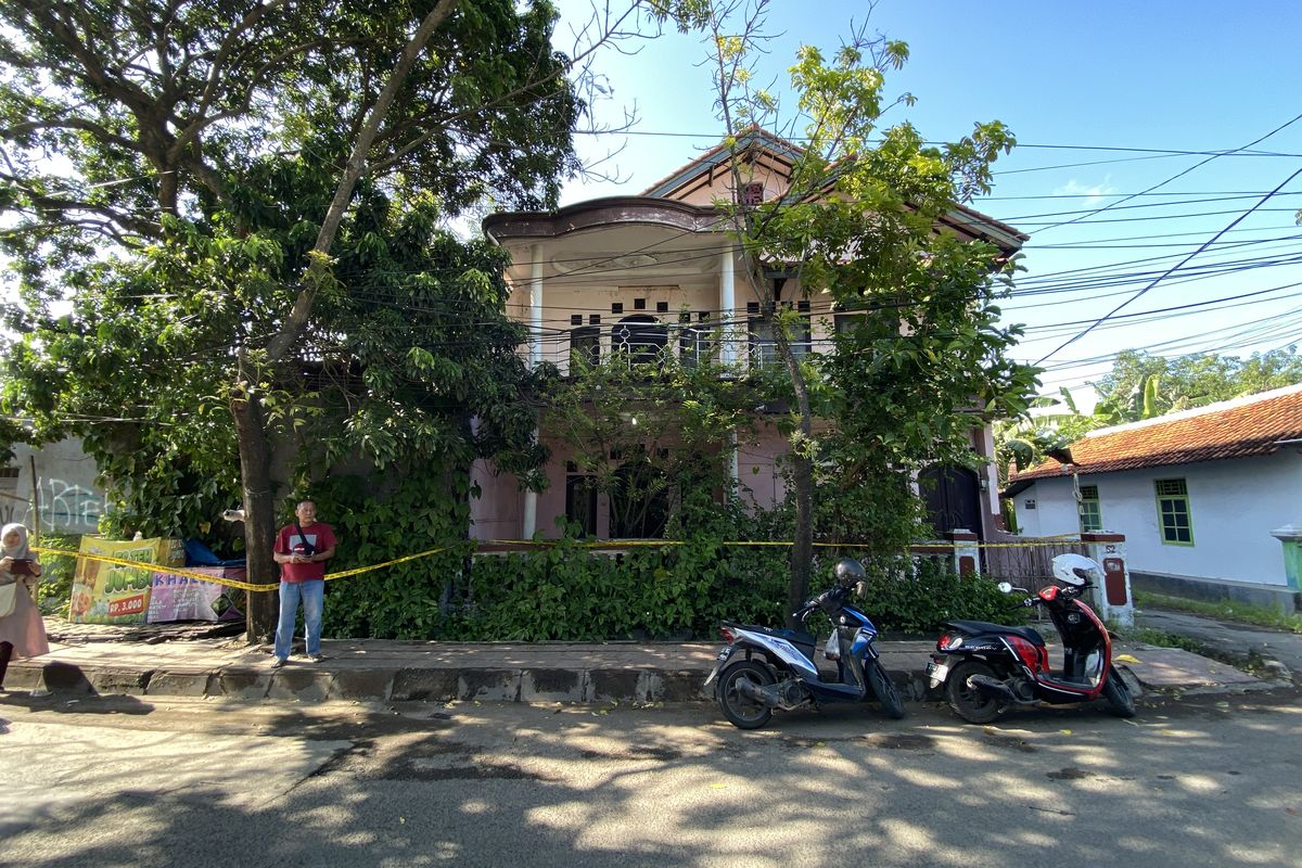 Penampakan Rumah 2 Lantai Tempat Penemuan Mayat Satu Keluarga Tewas Terkubur di Indramayu
