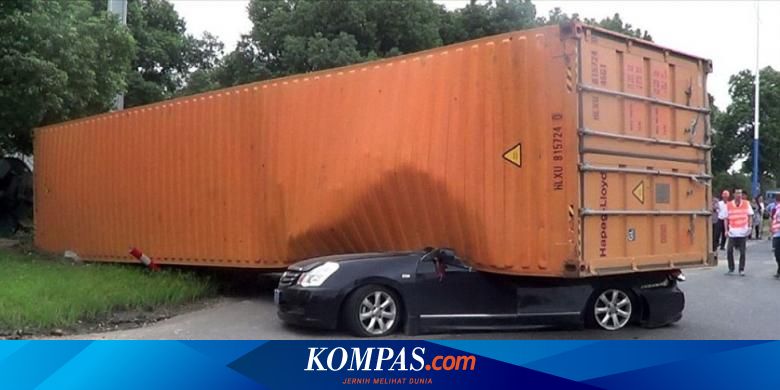 Mobil Gepeng Tertimpa Kontainer, Pengemudi Selamat