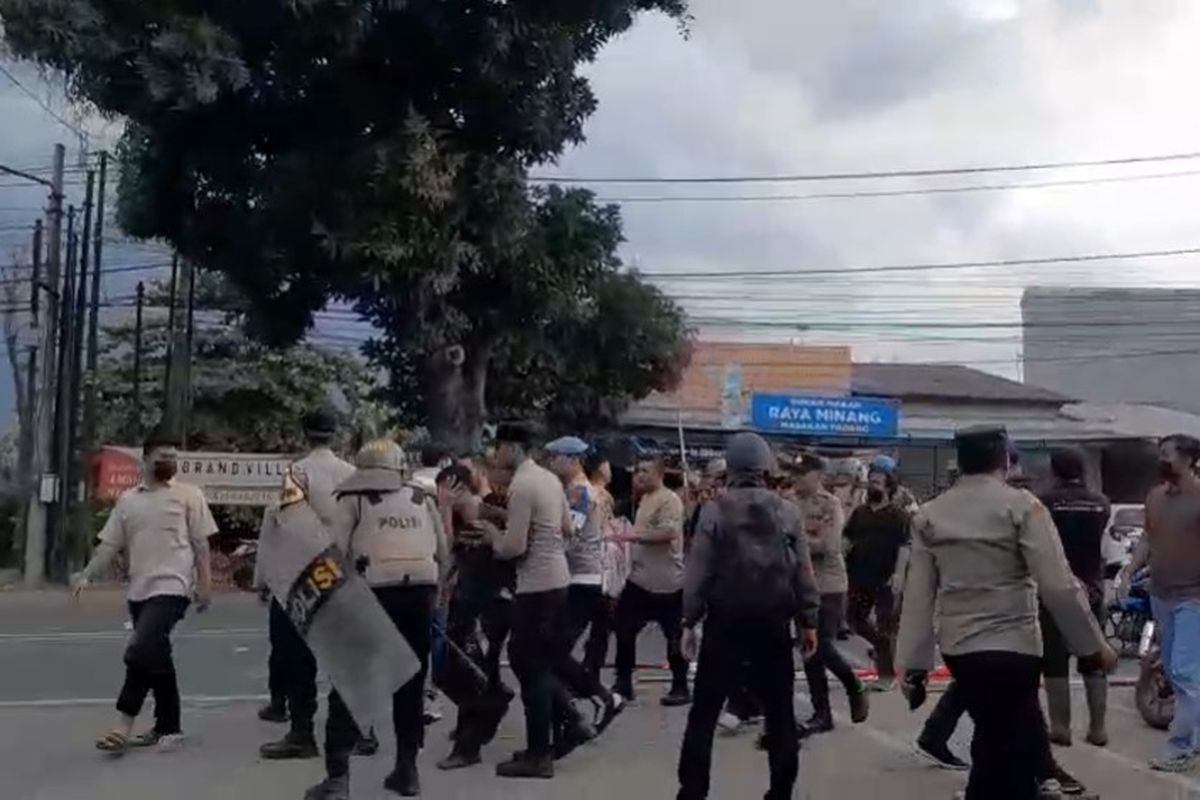 Demo di Mapolres Karawang Ricuh, Massa Robohkan Pagar, Polisi Tembakkan Gas Air Mata