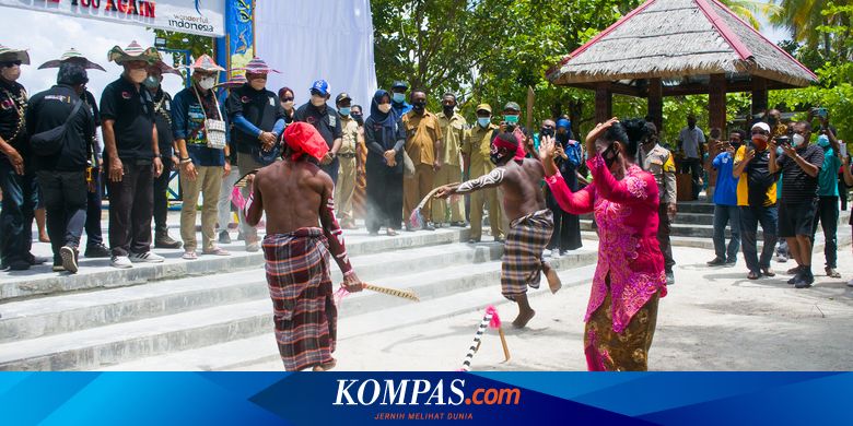 Tari Cakalele, Kesenian Khas Maluku yang Hadir di Desa Wisata Arborek ...