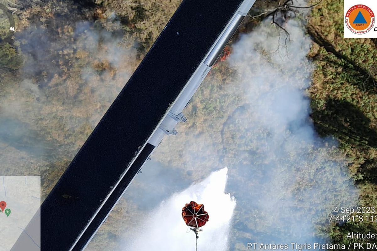 Helikopter "Water Bombing" BNPB Tangani Kebakaran Gunung Arjuno-Welirang