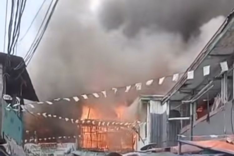 Kebakaran Melanda Permukiman Padat di Taman Sari Jakbar Minggu Siang