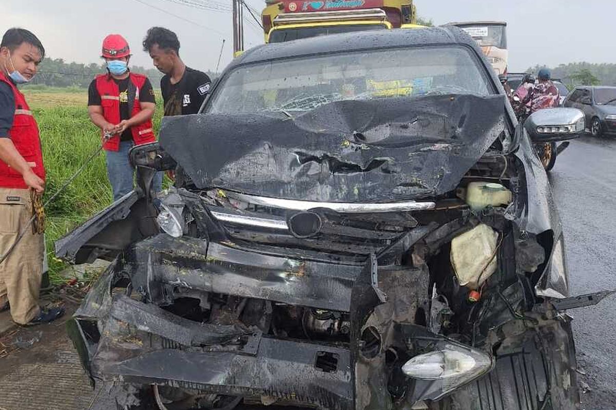 Diduga Sopir Mengantuk, Avanza Tabrak Truk di Kulon Progo Sebabkan Tiga Orang Luka Berat