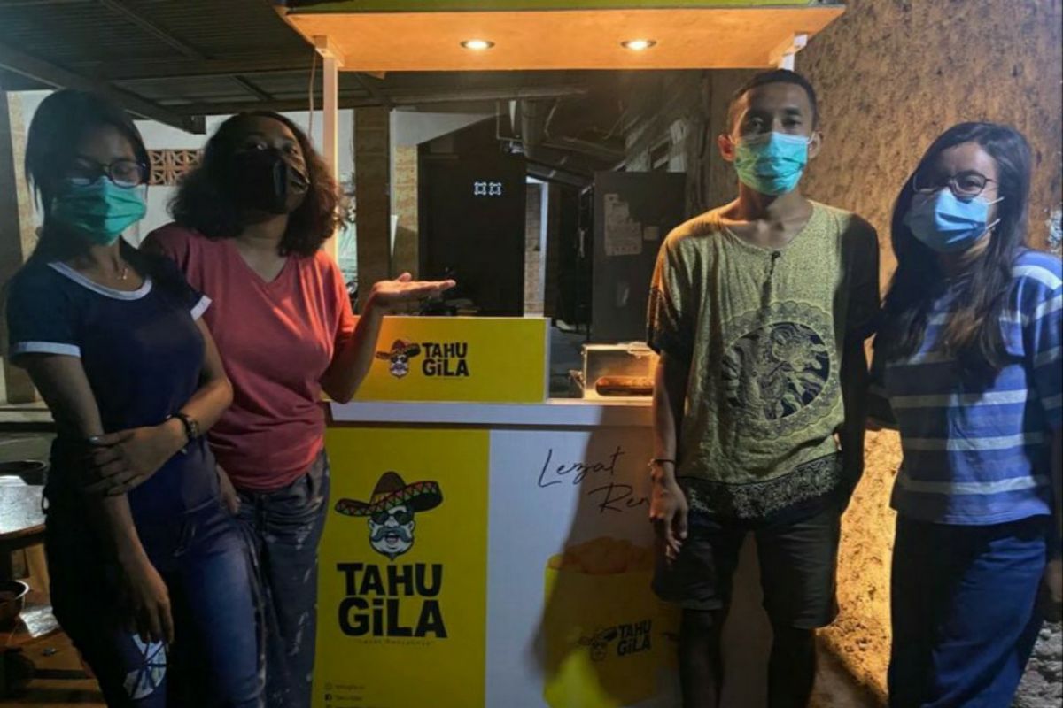 Cerita 4 Anak Muda Sumba Timur Buka Usaha Tahu Gila, Omzet Capai Rp 3 ...