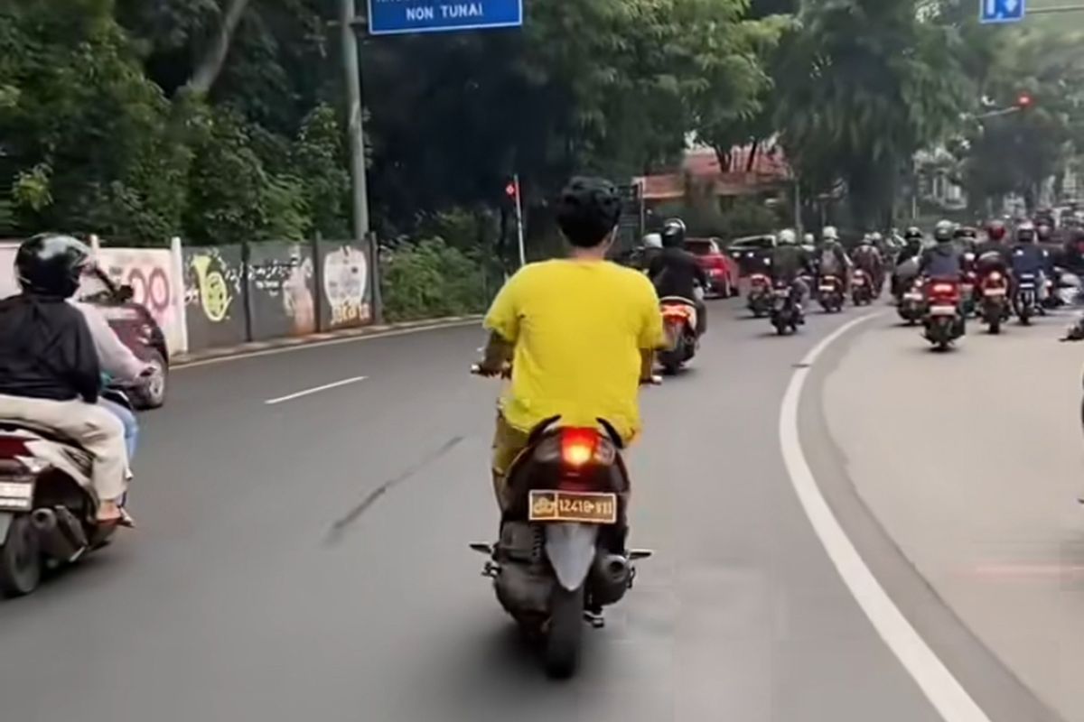 Viral Video Pria Naik Motor Pelat Dinas Polisi Tanpa Helm di Jaktim