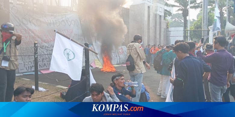 Mahasiswa Bakar Ban Saat Demo di Depan Gedung DPR RI