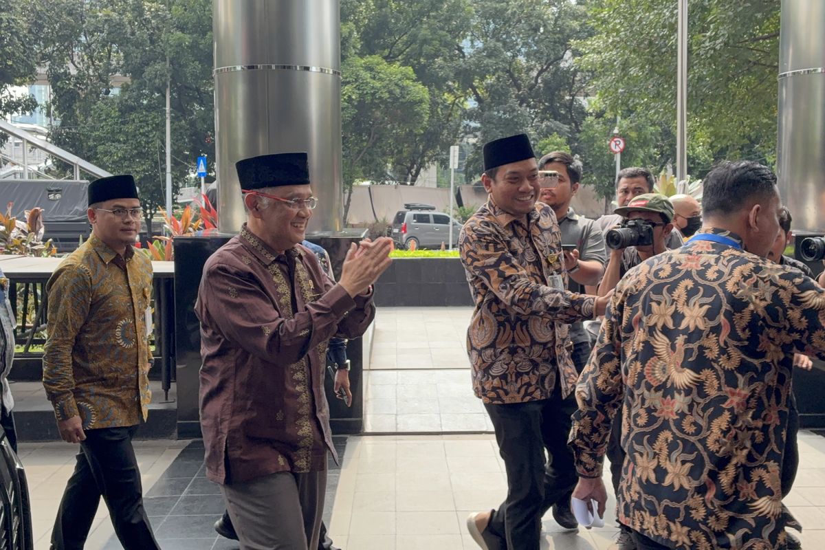 Menteri Haji dan Umrah Gus Irfan Datangi KPK, Ada Apa?