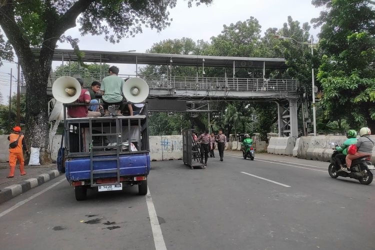 Ada Demo Indonesia Gelap Lagi, Polisi Mulai Tutup Jalan di Medan Merdeka Barat