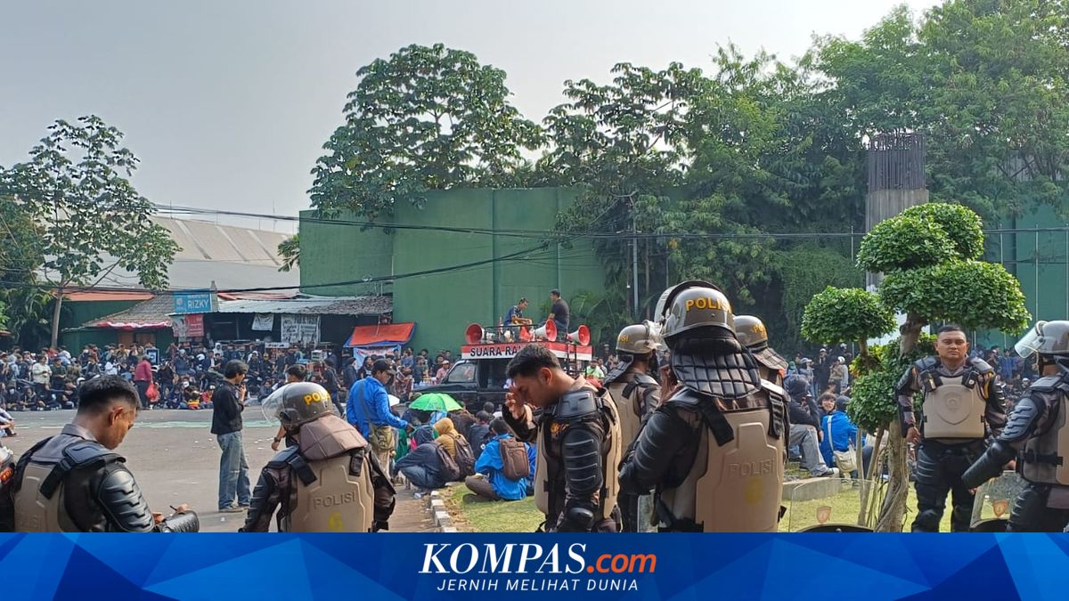 Massa Demo di DPR Terpecah: Sebagian Dipukul Mundur, Sisanya Bertahan ...