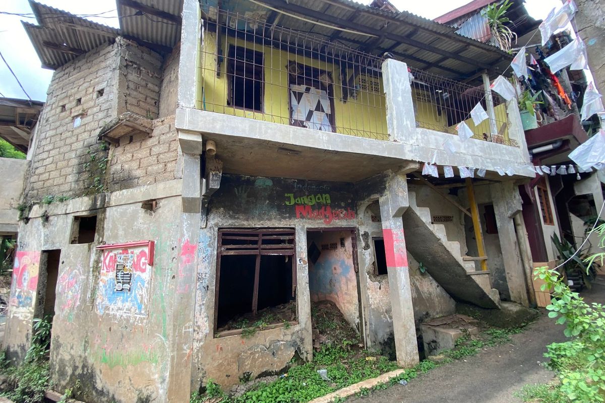 Hidup di Kampung Zombie, Warga Terjebak di Rumah yang Tak Lagi Layak ...