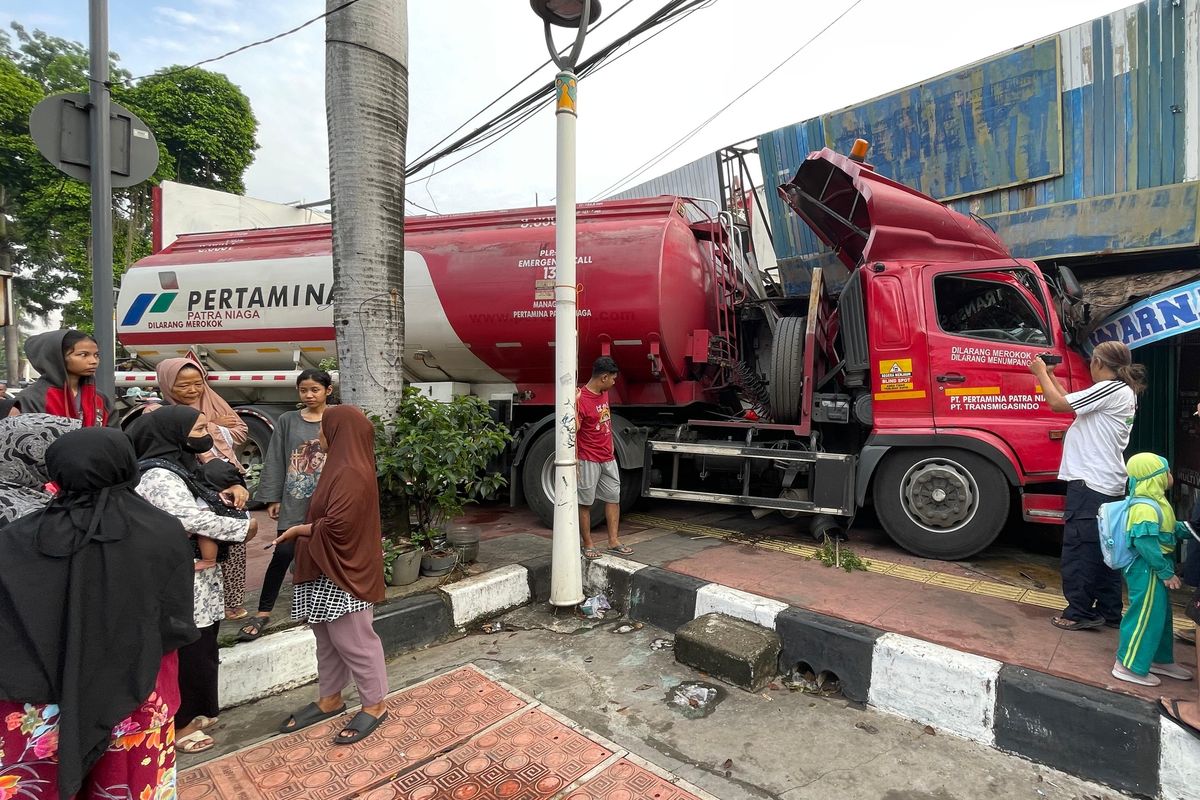 Truk Pertamina Tabrak Ruko di Cakung Jakarta Timur