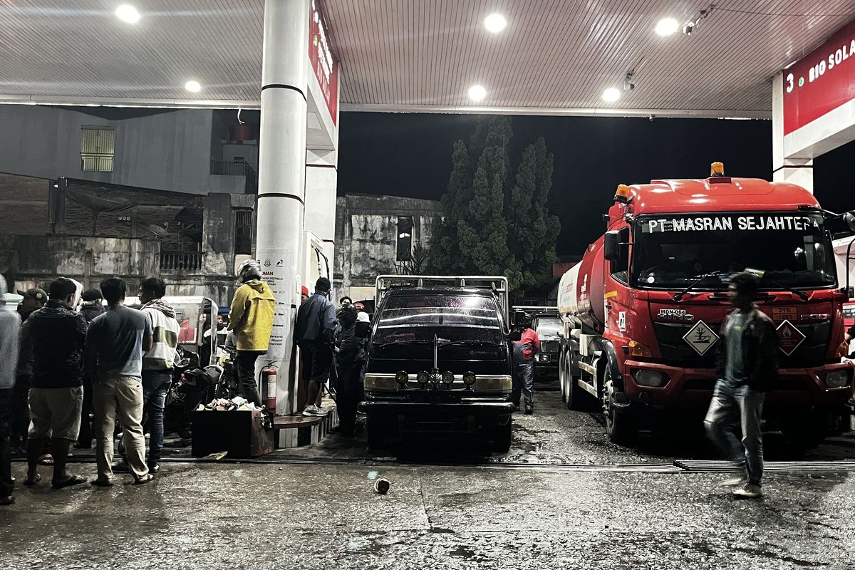 BBM Langka, Warga Tarutung Tapanuli Utara Antre di SPBU hingga 15 Jam