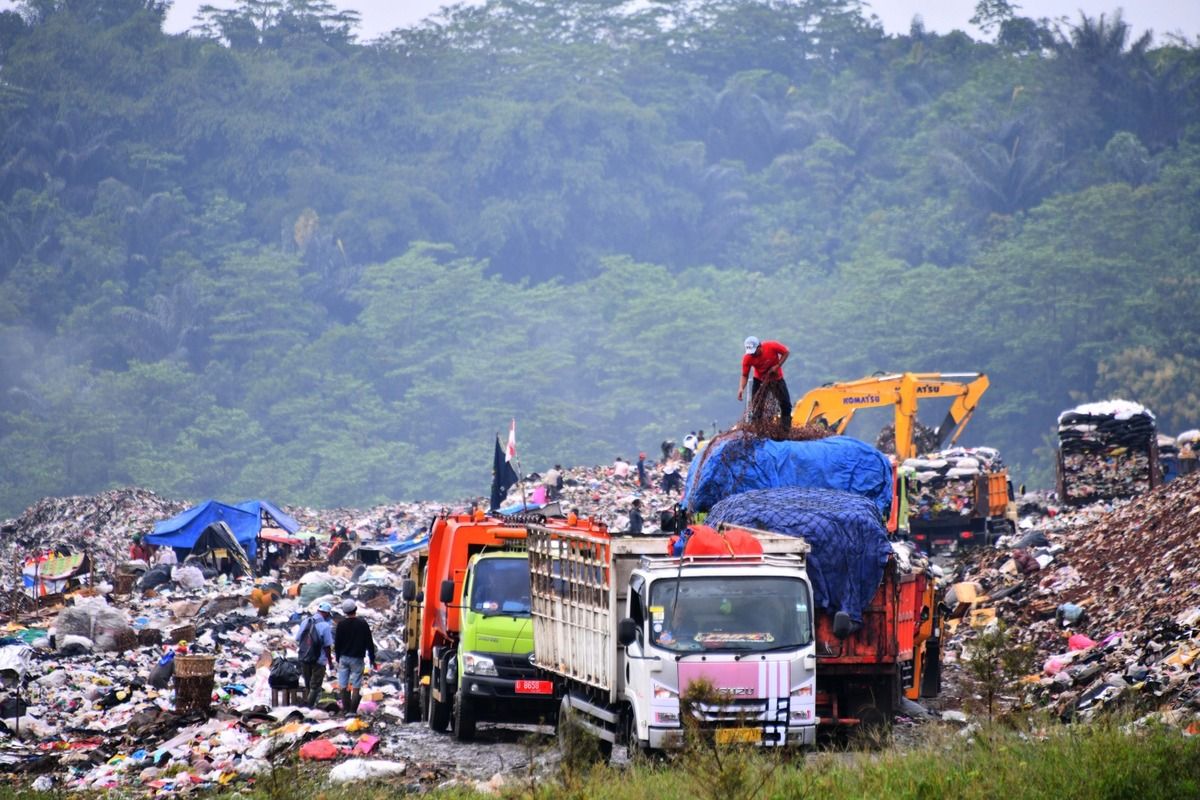 Hujan Deras, Tumpukan Sampah Berat, TPA Sarimukti Bandung Longsor