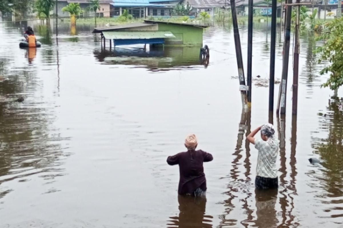 Mandi dan Mencuci di Lokasi Banjir Pekanbaru, Warga: Bersih Kok Airnya