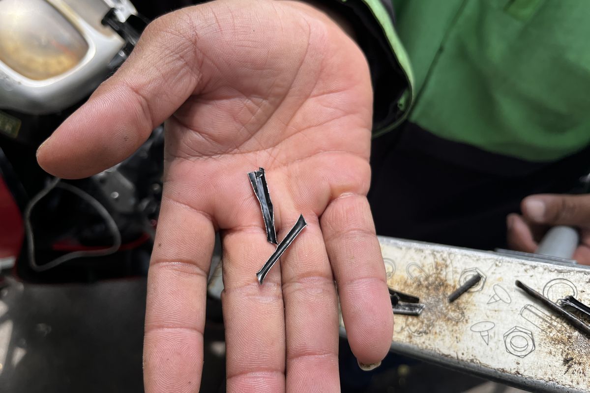 Ban Bocor Kena Ranjau Paku, Harga "Digetok" Tukang Tambal Ban